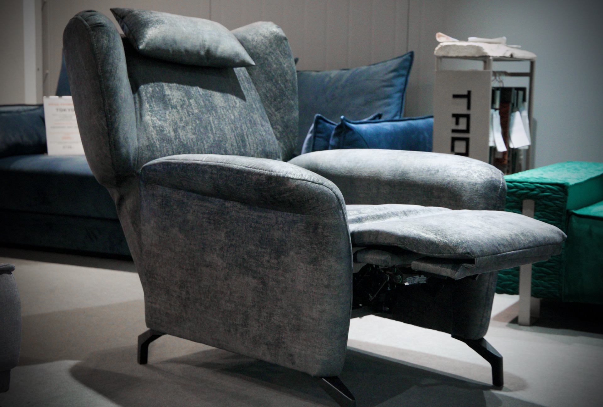 Polski fotel wypoczynkowy rozkładany Tomoko - tkanina Touche Me