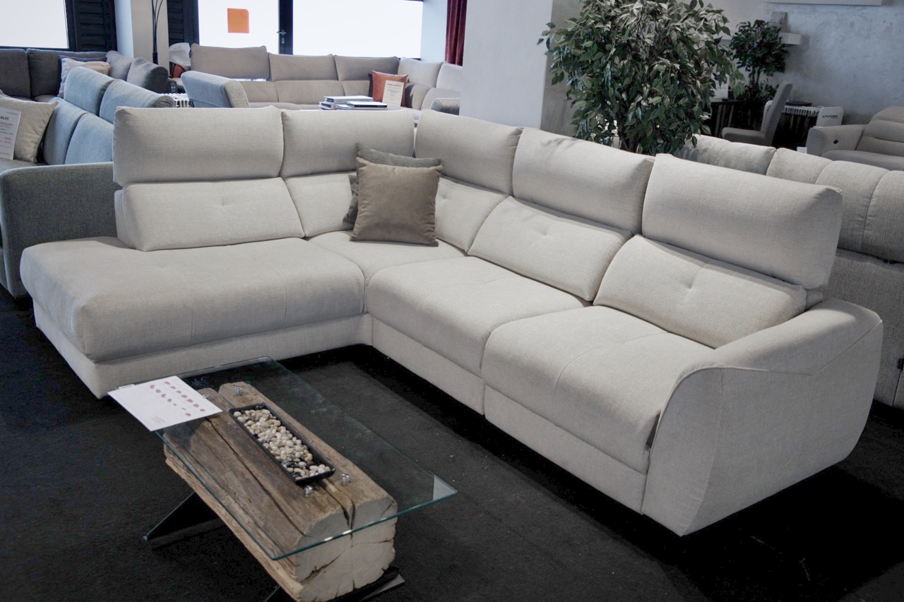 Polski narożnik Gordon z elektryczną funkcją Relax lub funkcją spania w AquaClean Amaral